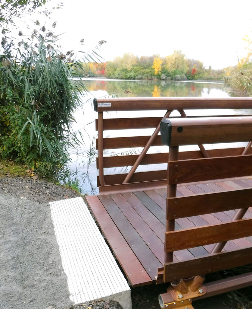 Wood-Like Finish Aluminum Bridge Installed in Montreal